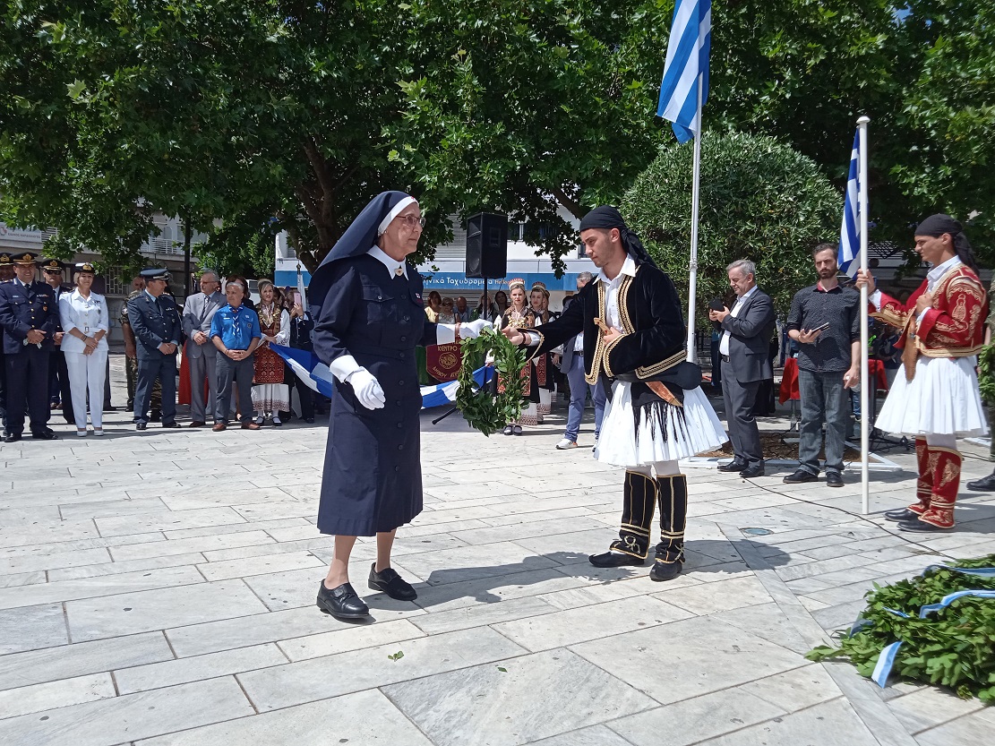 Η κατάθεση στεφάνων στο Μνημείο Πεσόντων στην Πλατεία Μαρίας Δημάδη ...