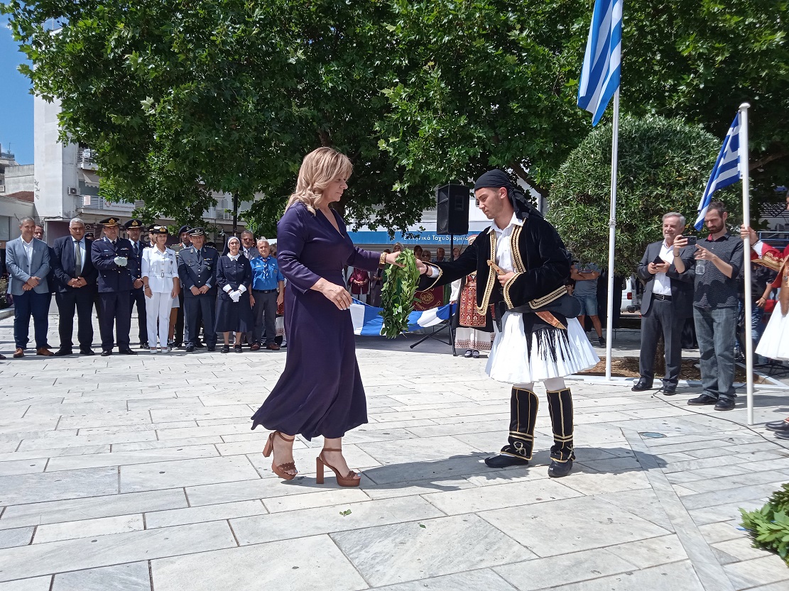 Η κατάθεση στεφάνων στο Μνημείο Πεσόντων στην Πλατεία Μαρίας Δημάδη ...