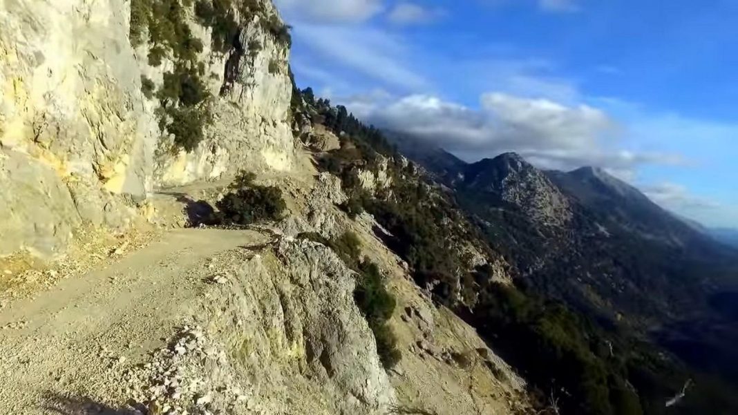 Στο χείλος του γκρεμού: Αυτός είναι ο ελληνικός δρόμος που πρέπει να ...
